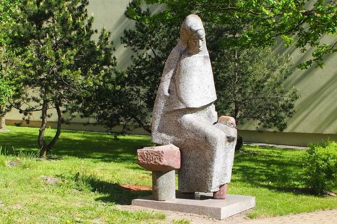 Skulptūra „Į žinių pasaulį“